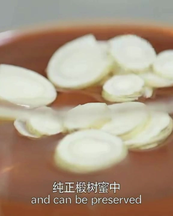 奢侈美食:老母鸡炖野山参须,椴树蜜浸野参切片,留存百年
