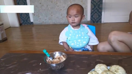 河南:老四吃饭真不老实,不吃手又开始乱蹬脚了,都是以前养成的坏习惯!