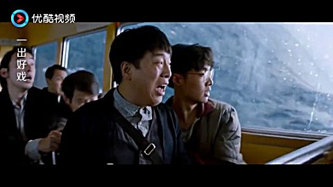 游艇在海上遇到海啸,差点撞上迎面来的大轮船,太险了!