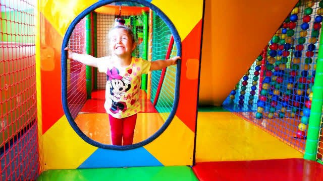 小公主开心游玩卡通森林乐园