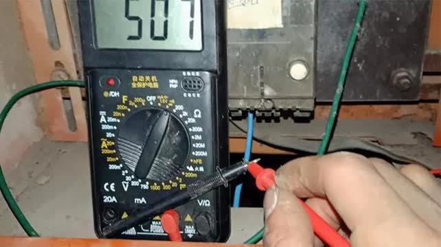 万用表如何快速找出火线和零线?一般电工还不知道,老...