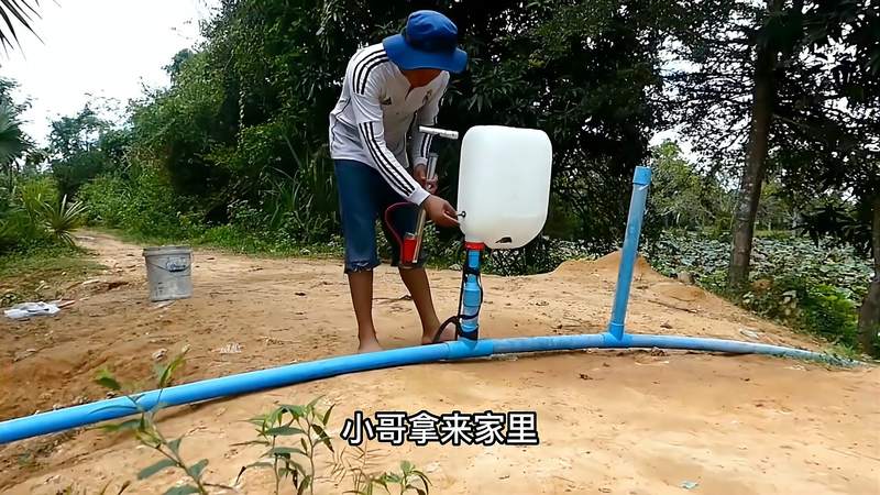 今天我们的小哥制作无需电机驱动的抽水泵