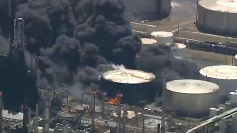 美国炼油厂爆炸,浓烟蔽日至少20伤