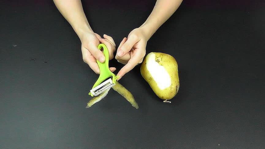 削皮刀上隐藏一个小机关,可惜知道的人太少,看完一定要利用起来