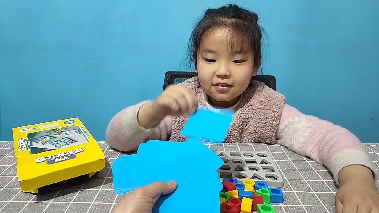 乐乐抽到简单的形状排列卡片所以赢了!