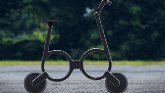 中国发明全球最小电动车,折叠可装进包里,网友:要戴头盔吗