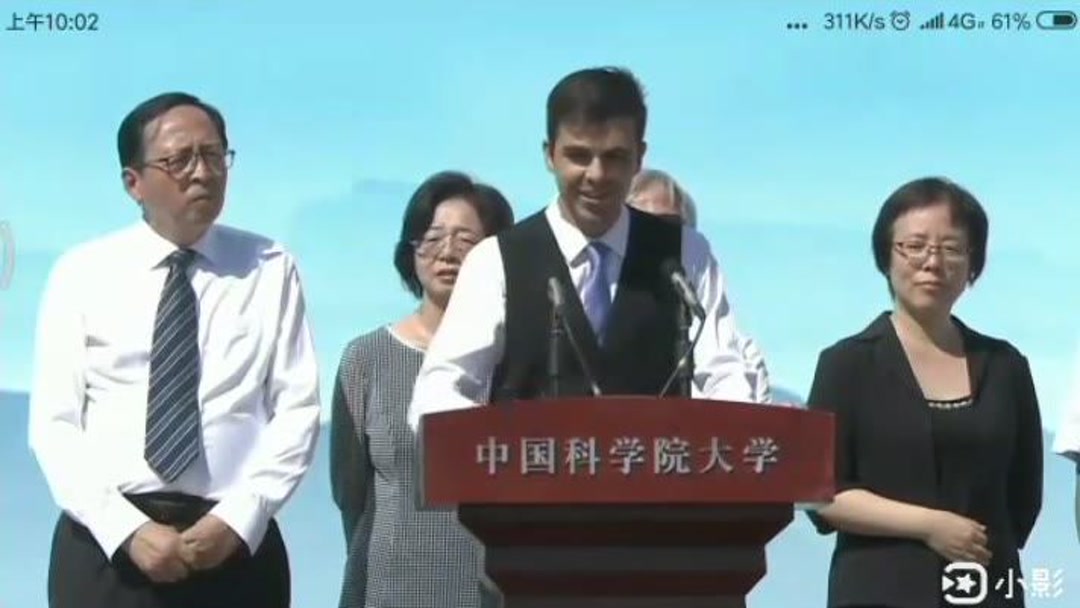 2019级中国科学院大学留学生代表在开学典礼上用英语发言。