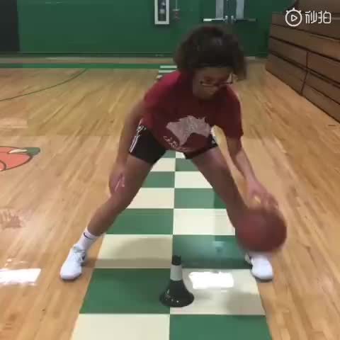 ...视频 1:运球两次胯下运球捡起角桩,练习时降低重心,腿分开保持稳定