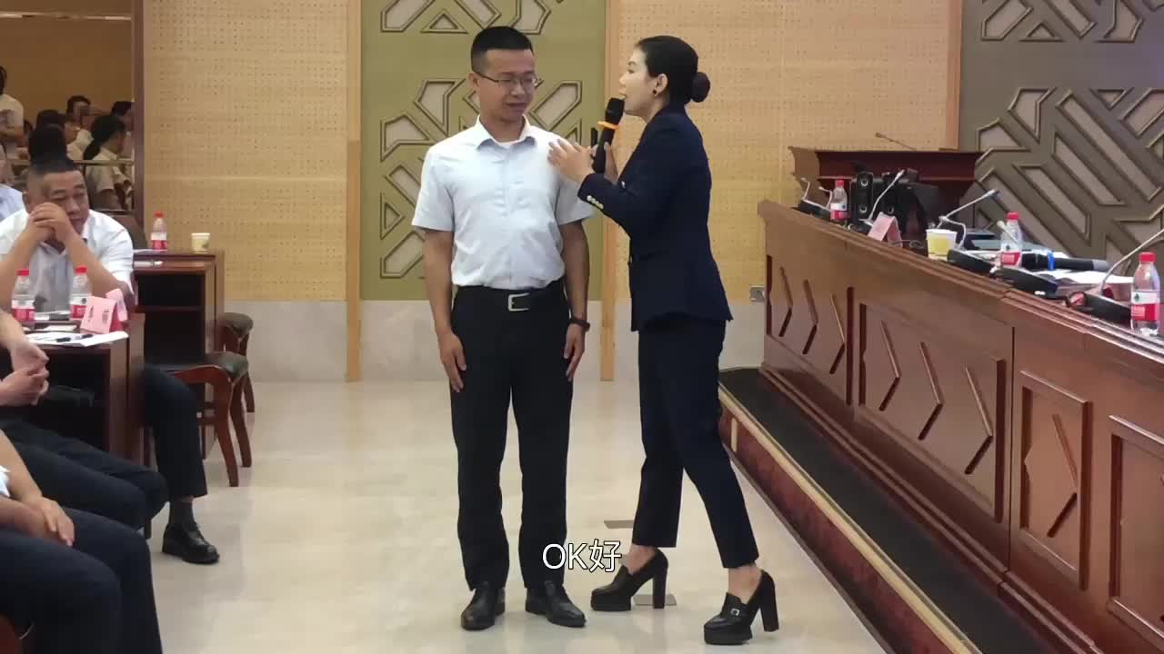 面试,上台演讲结束,迎客都会用到鞠躬礼仪,鞠躬尽显涵养和气度,如何...