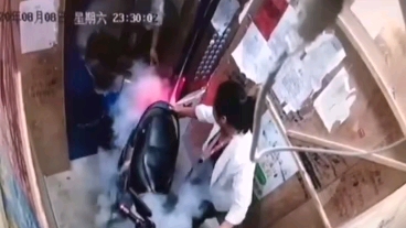 骑电动车进电梯,没想到突然着火