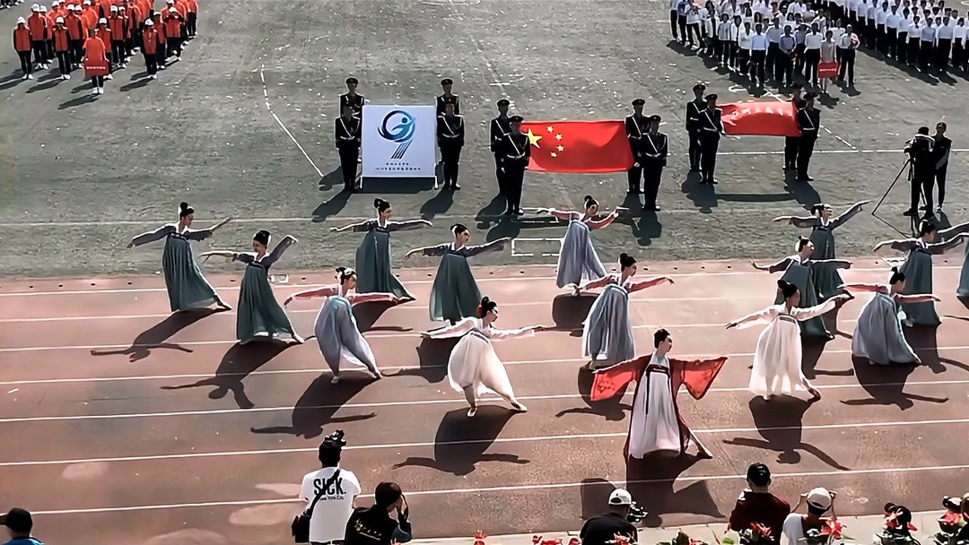 河南郑州一学校运动会开幕式,15个汉服舞美女,一出来就惊艳全场