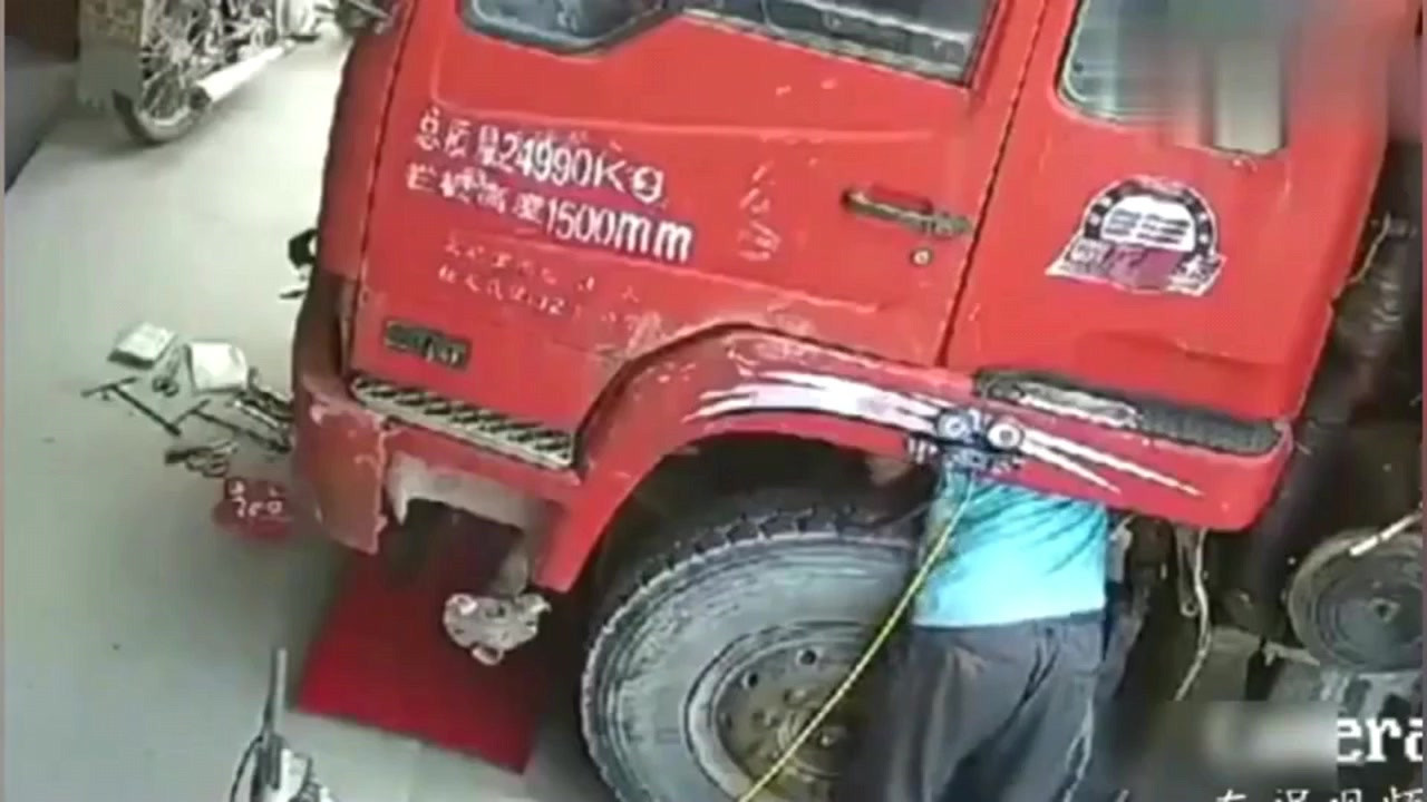 男子这样去修理大货车,身下轮胎突然炸了,监控记录生前最后一幕