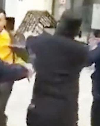 【城管与小区配菜员发生肢体冲突 官方通报:相关涉事城管被辞退】3月...