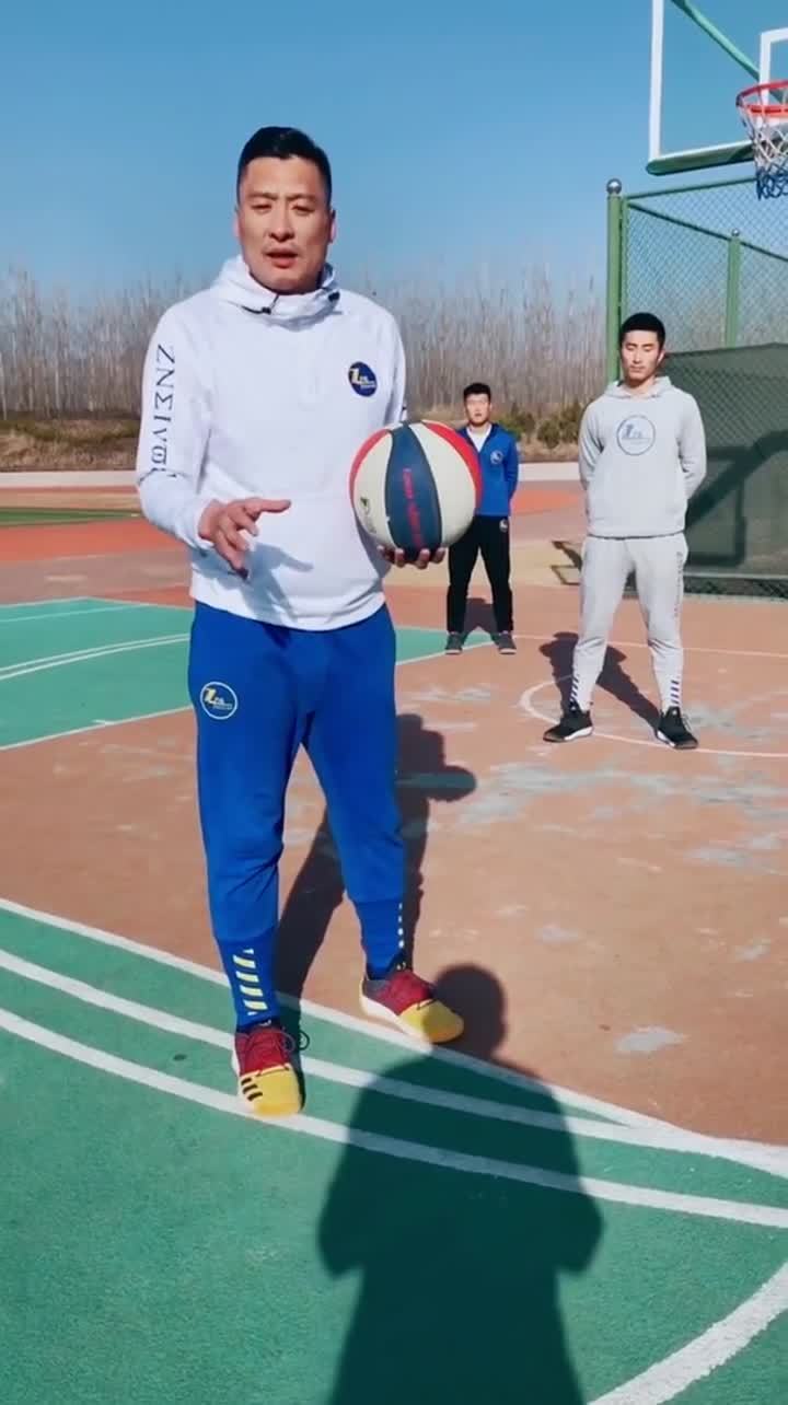 哈登顺步上篮教学之二哈登上篮非常难于封盖,因为在运球跑动中突然...
