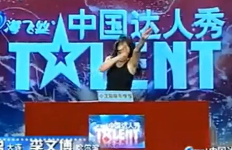 小伙上台表演模仿秀,一开口直接全场爆笑,评委直呼太精彩!