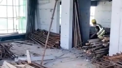 工人在工地拆模,一棍子下去,终于知道什么叫跑的比兔子还快了,185