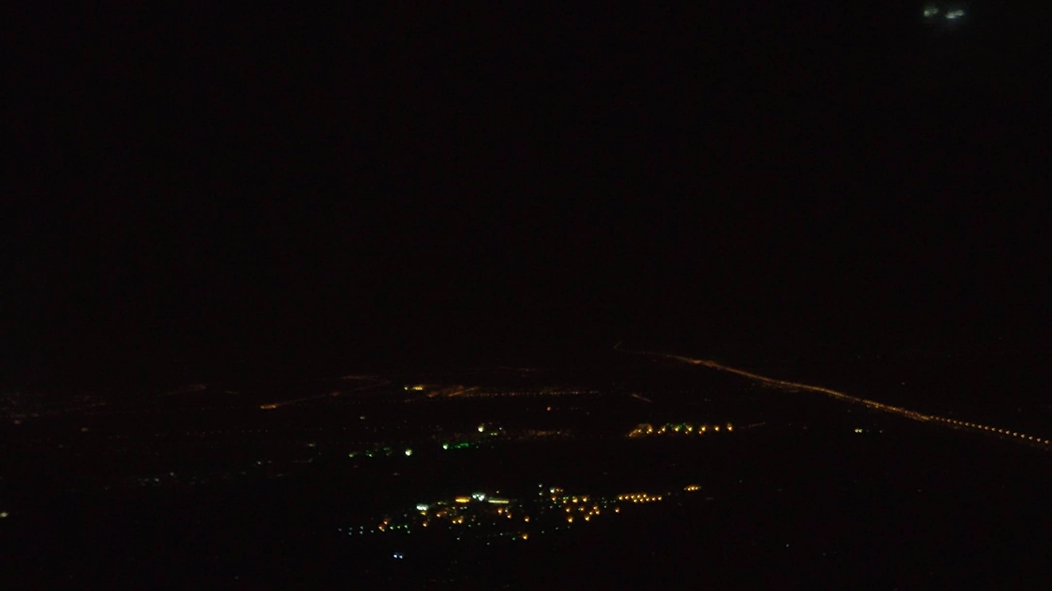 壕航a380夜间降落迪拜机场