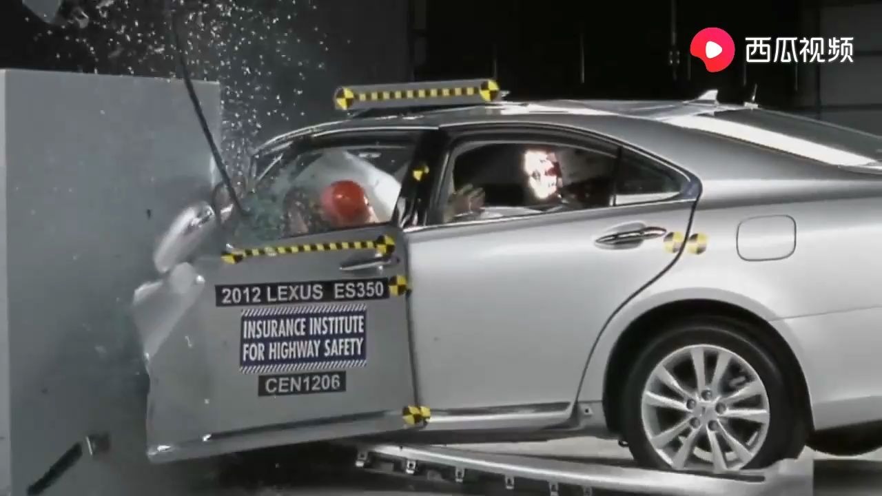 IIHS:雷克萨斯ES 主驾驶25%碰撞测试!