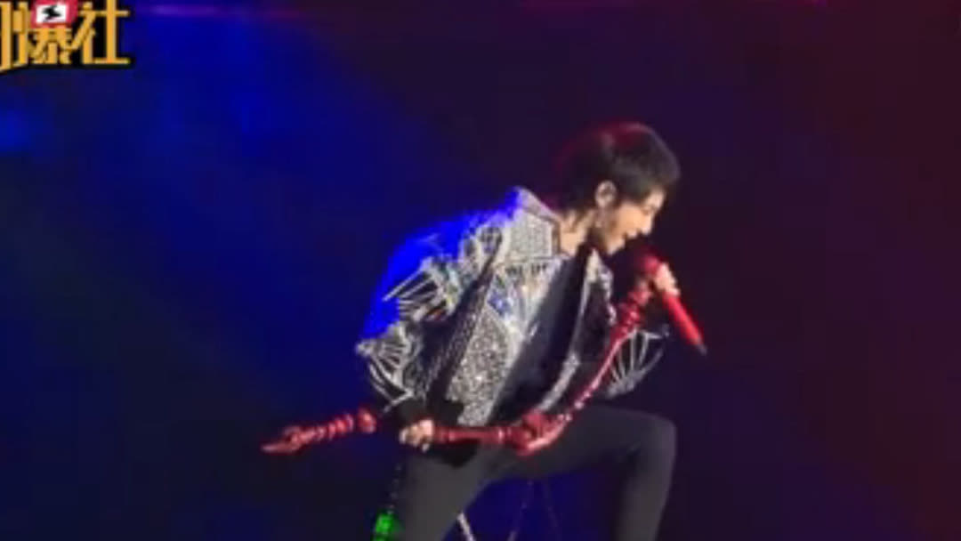 华晨宇演唱会嗨翻全场,原创歌曲让鸟巢变成火星。
