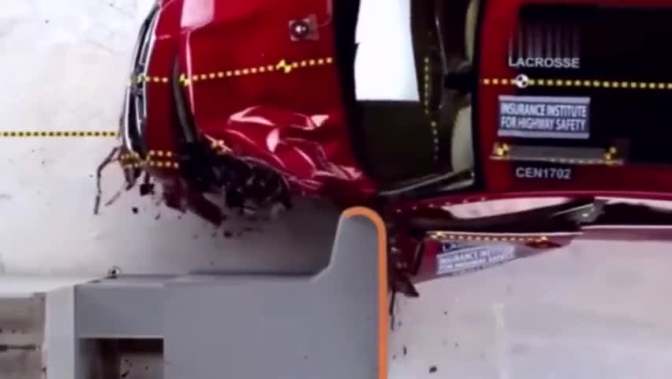 别克君越25碰撞测试,我们不谈油耗,只论安全性!