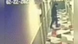 【江苏】男子深夜踹酒店女客人房门 酒店:喝醉了 挨个房间试房卡
