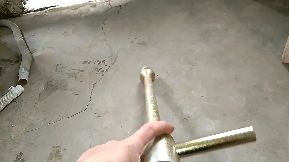 用专用的工具拆卸全自动离合器的内桶