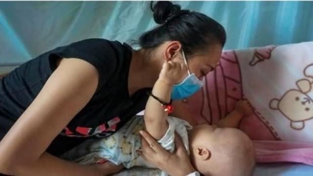 23岁女子就当“奶奶”,孙子没人照看,女子:我也是一个孩子!