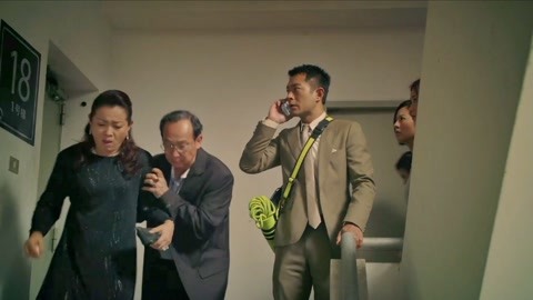 逃出生天穿帮镜头,屏幕左边的这对老夫妻,一会又从楼上下来了