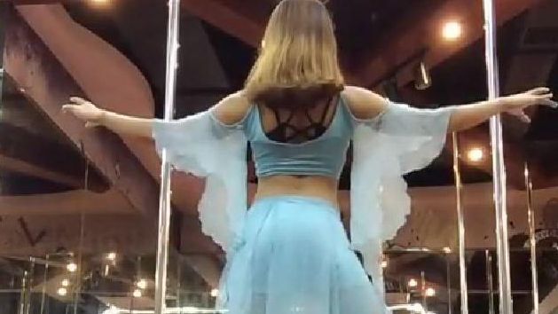 钢管舞,画面美呆了!谁能想到她把一首凉凉可以跳得那么好