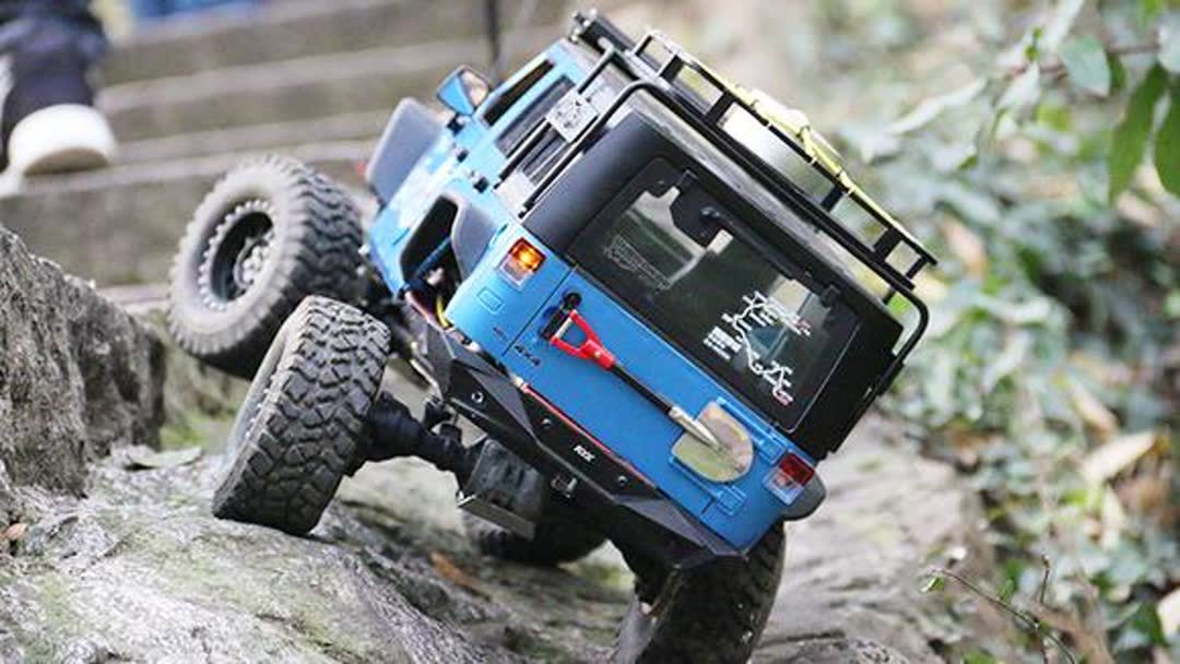 遥控车也能很牛逼,走越野车不能走的路线,RC攀爬越野仿真模型车