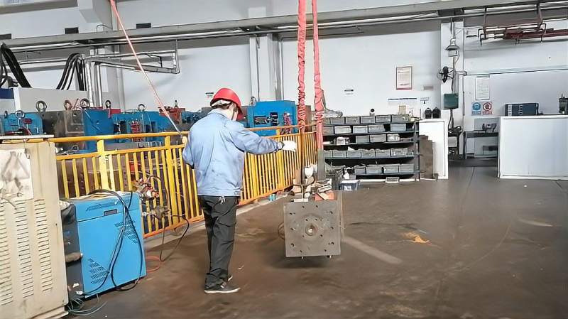 贵州省贵阳市,蓝哥第一次到注塑厂家参观,目睹卸装模具的全过程