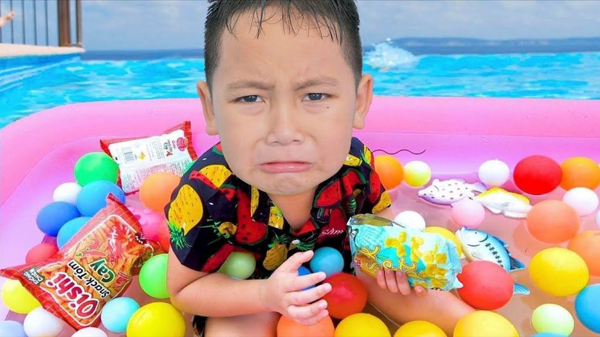 小正太玩彩色球球气球多种玩法投篮放入充气游泳池