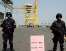 中国每次撤侨时,为何武装分子从不敢靠近?战舰上的标语说明一切