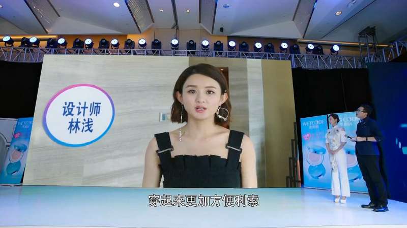 林浅介绍了自己设计的衣服理念,是结合了中国旗袍和时尚的元素