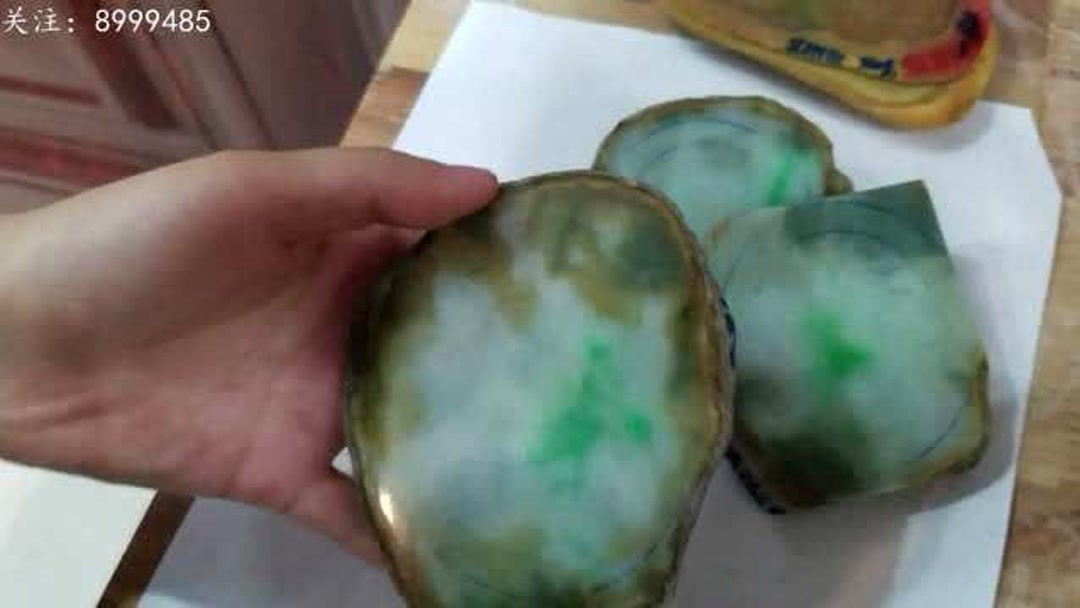 连下三刀的翡翠原石,切出了什么好东西现场唏嘘!
