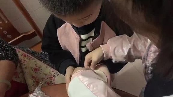 两个小朋友原生态真实的生活交流,没有任何的操作
