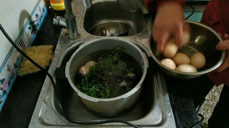 妈妈做的地菜子煮蒸鸡蛋最好吃了!