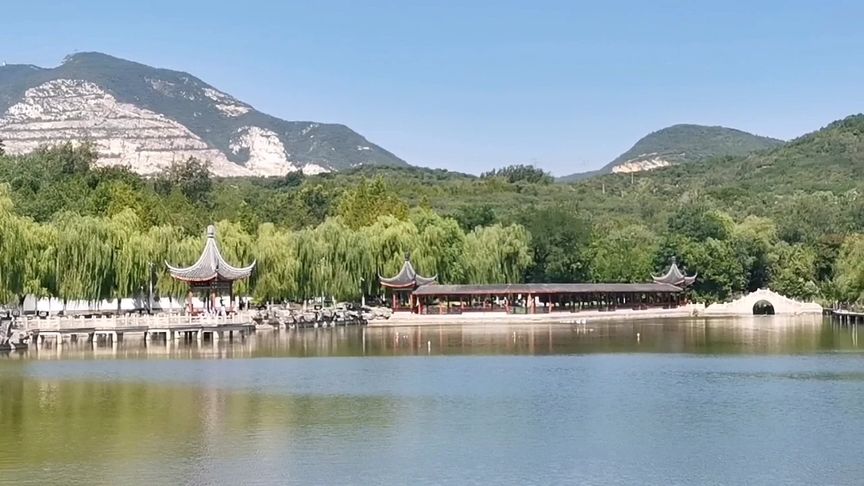 这里是一副美丽的山水画卷