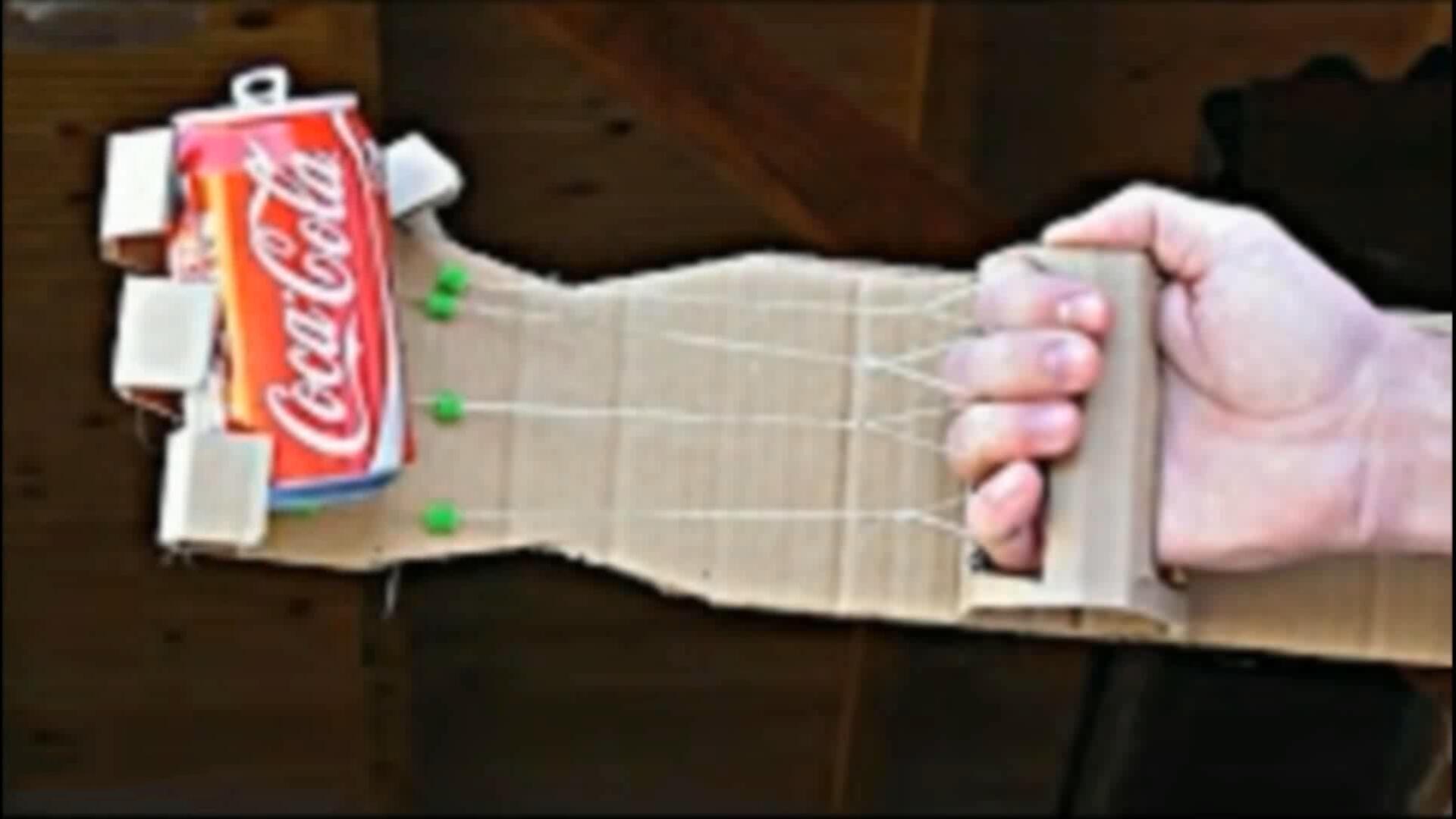 用旧纸箱和皮筋自制机械手可抓取物品 自己DIY简易仿生学手掌