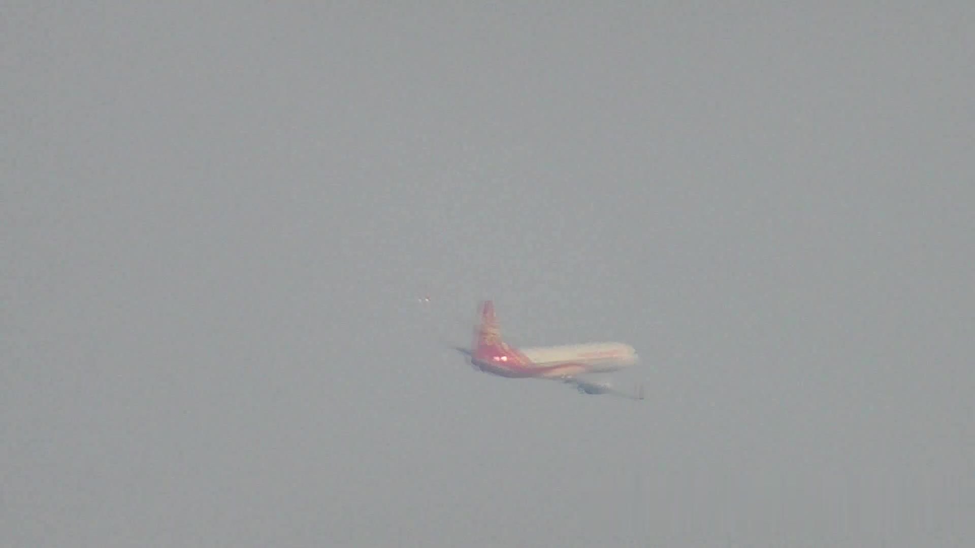 长沙黄花机场-海南航空波音B737客机起飞后右转弯