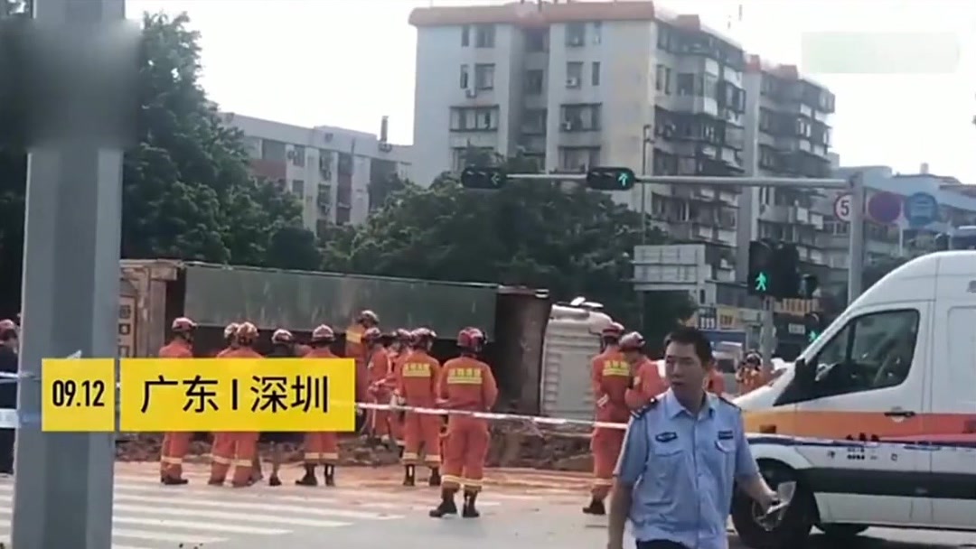 城市里的渣土车,途径路口失控翻车