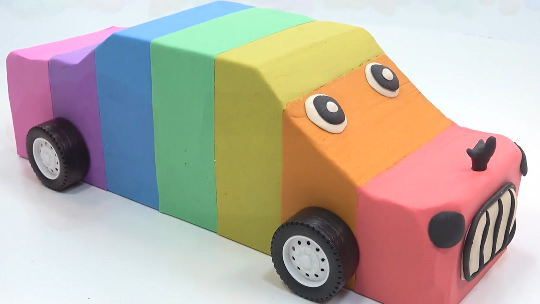 用橡皮泥捏成的彩虹小车,非常适合小朋友动手制作