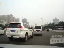 大货车逆向行驶,真是害人害己,你这么做家人知道吗?