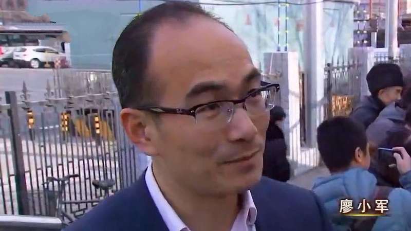 小哥靠摆地摊起家,25岁时就身家过亿,如今为何又和狗打上交道?