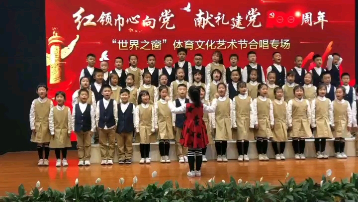 宝贝孙女是全校唯一的一个年龄最小的指挥,代表一年级参加了学校...