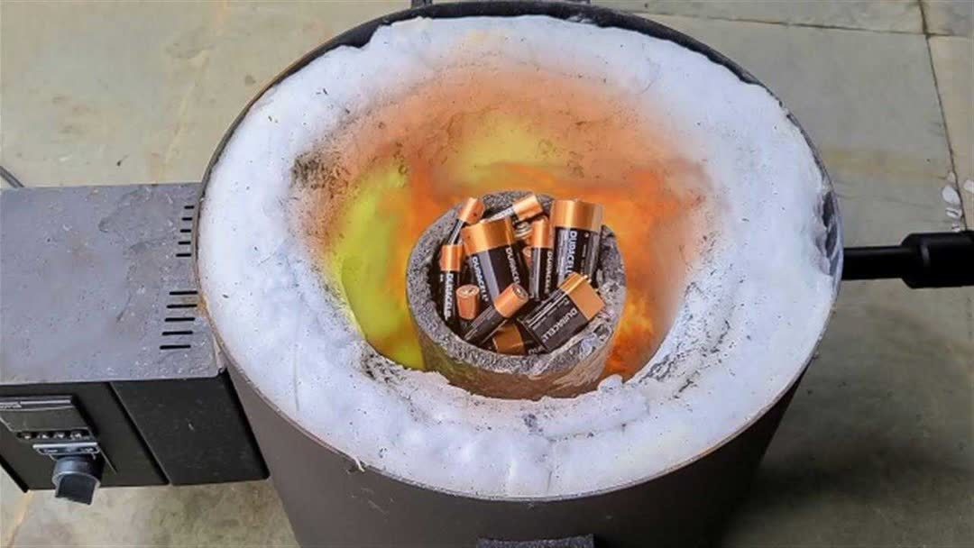老外把电池扔进火炉中,电池会发生爆炸?全程高能请不要眨眼!