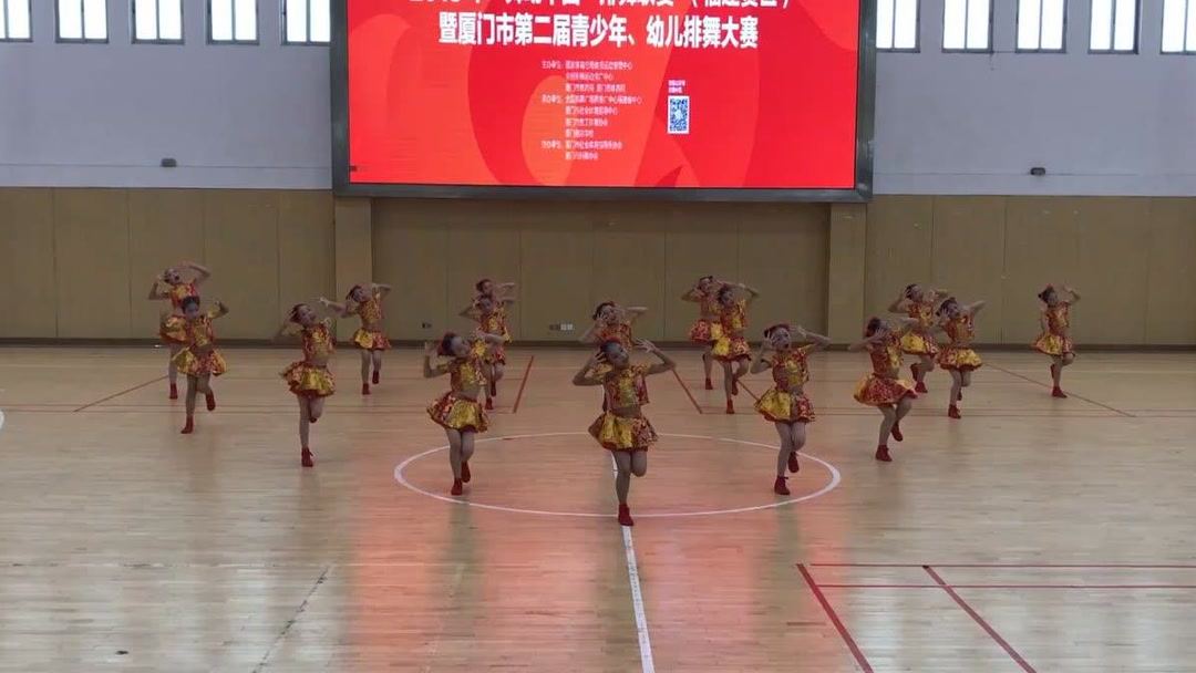 这群小学生跳的真好!舞蹈整齐好看,非常有活力!