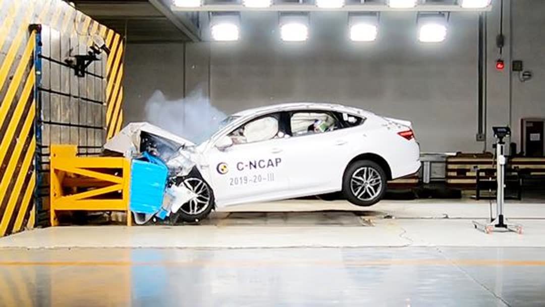 纯电动轿车比亚迪秦Pro EV时速64公里正面40%偏置碰撞表现