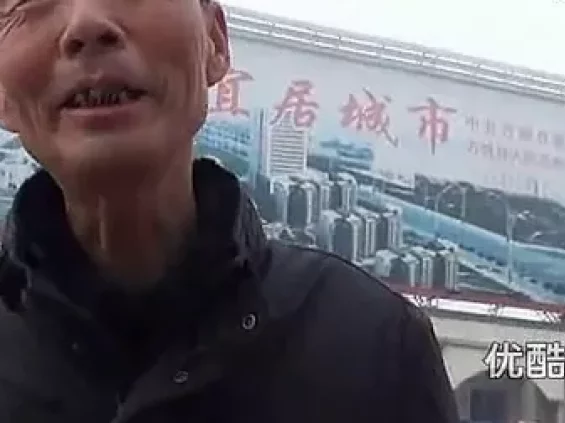 [拍客]重阳节残疾老人大街上伏地行乞令人心酸