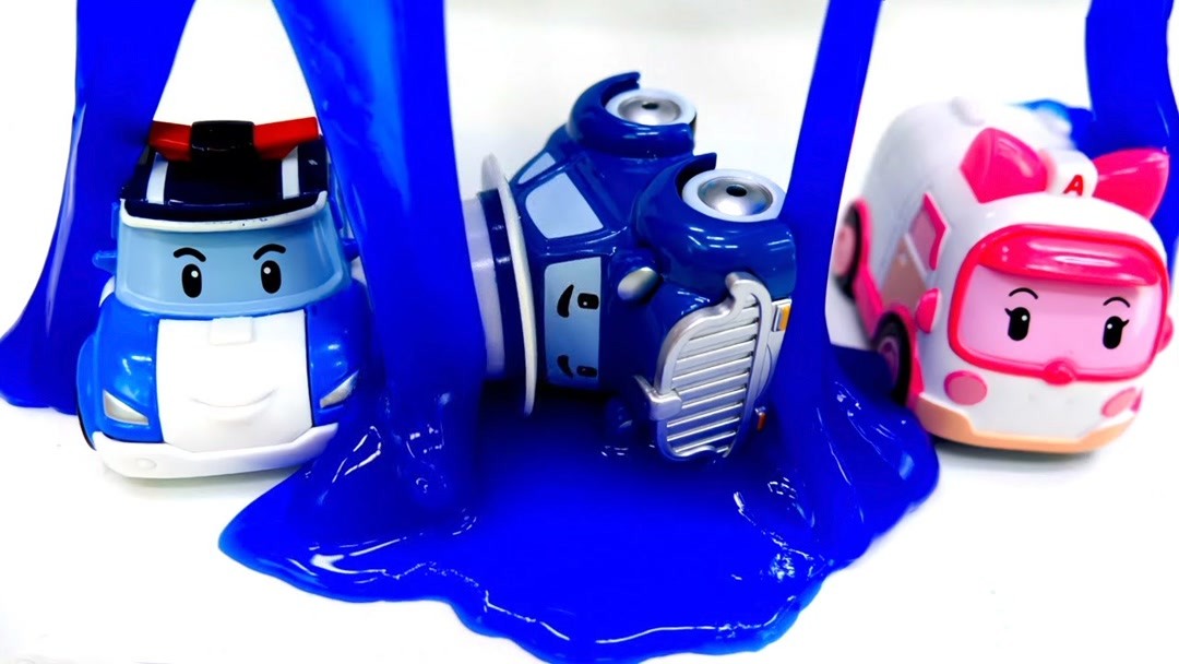 变形警车珀利玩具和太空沙玩具,珀利警长出动了